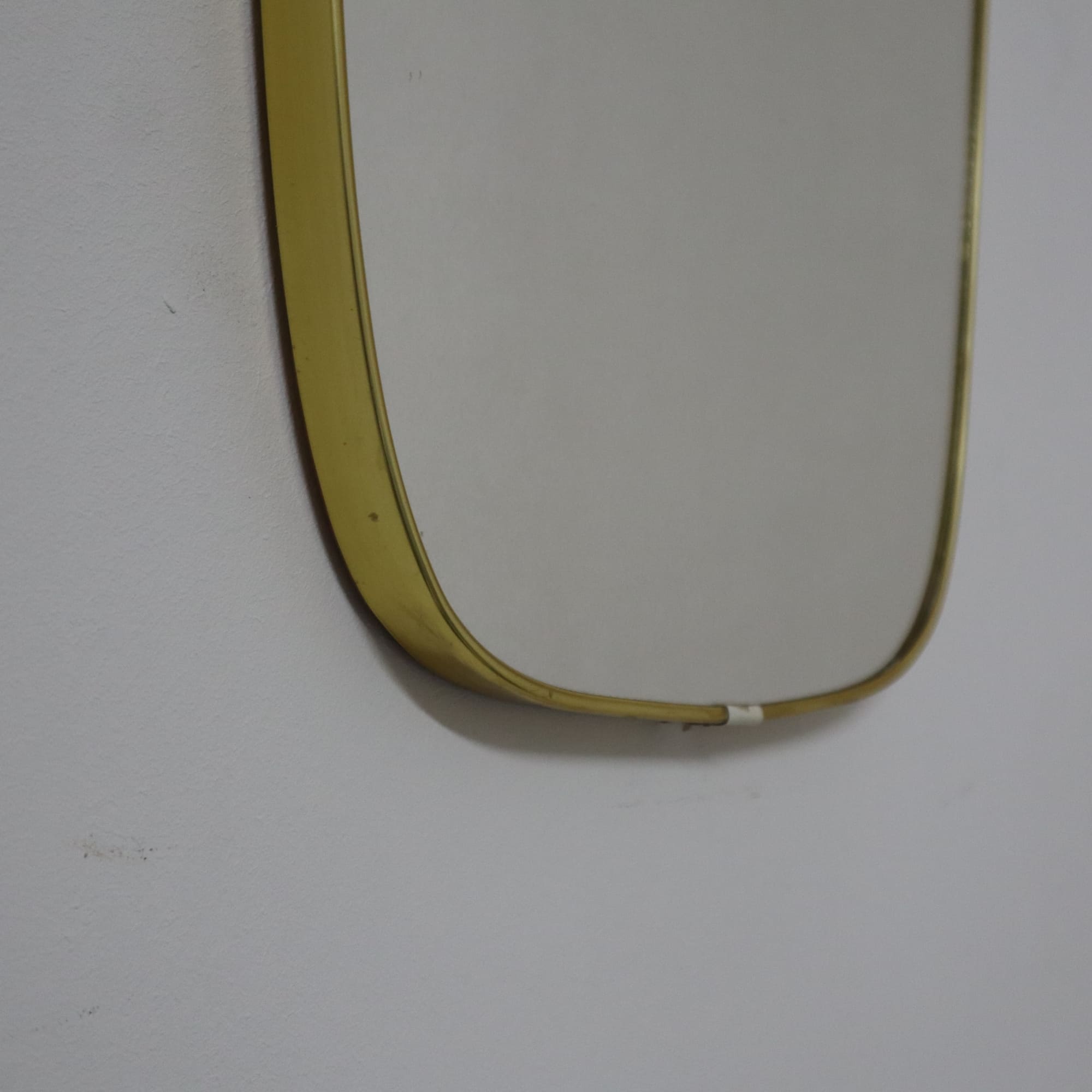Oval mirror in 70s brass sheet - Visioni d'Epoca