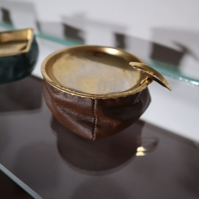 trio of brass and leather ashtrays 80s 70s - Visioni d'Epoca
