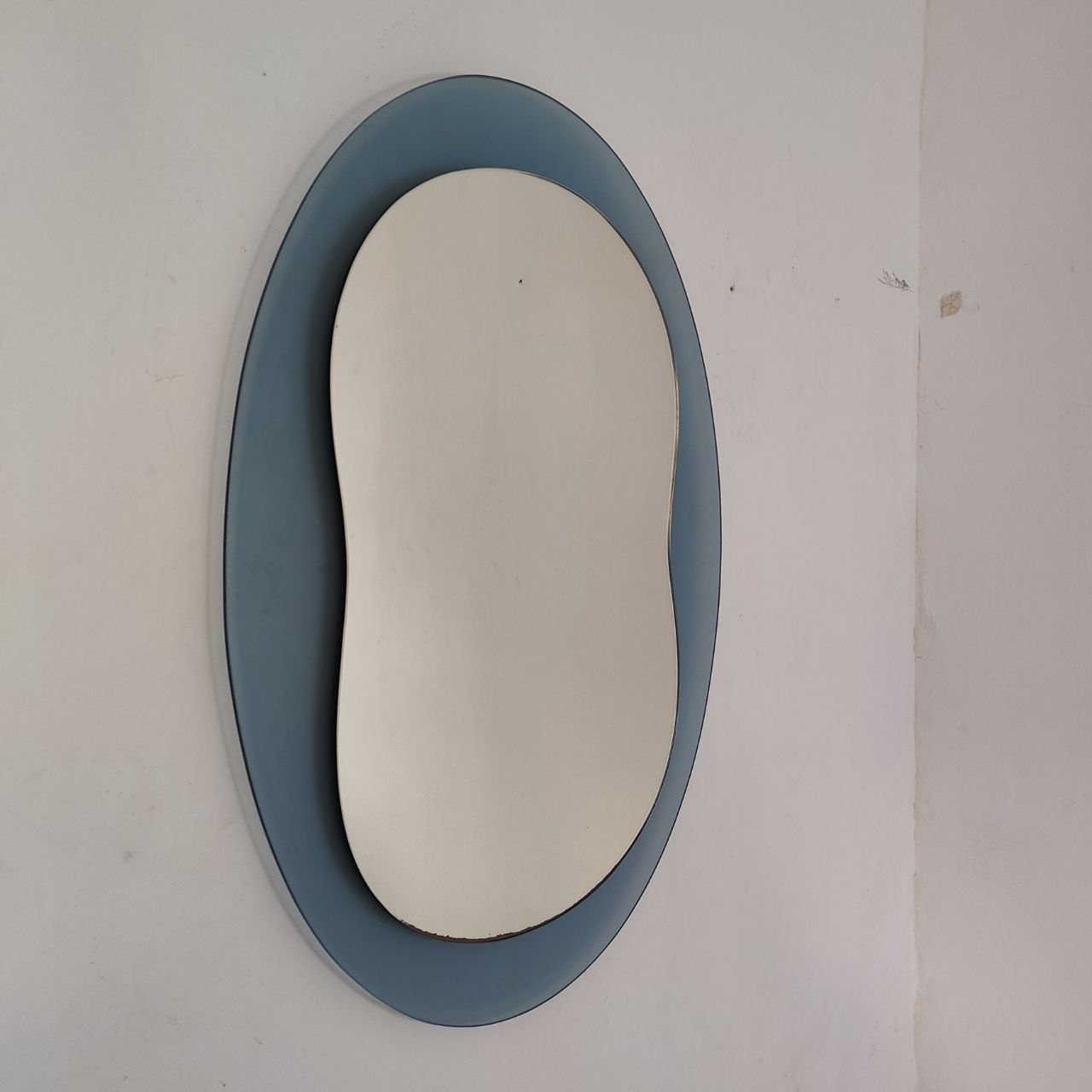 Specchio ovale in vetro blu italiano nello stile di Veca, anni '70 ...